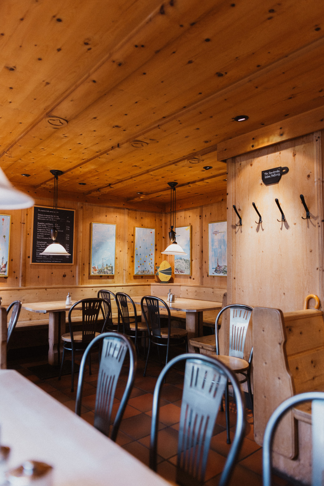 Auf diesem Foto sieht man einen Blick in das Café. Im Eck stehen ...